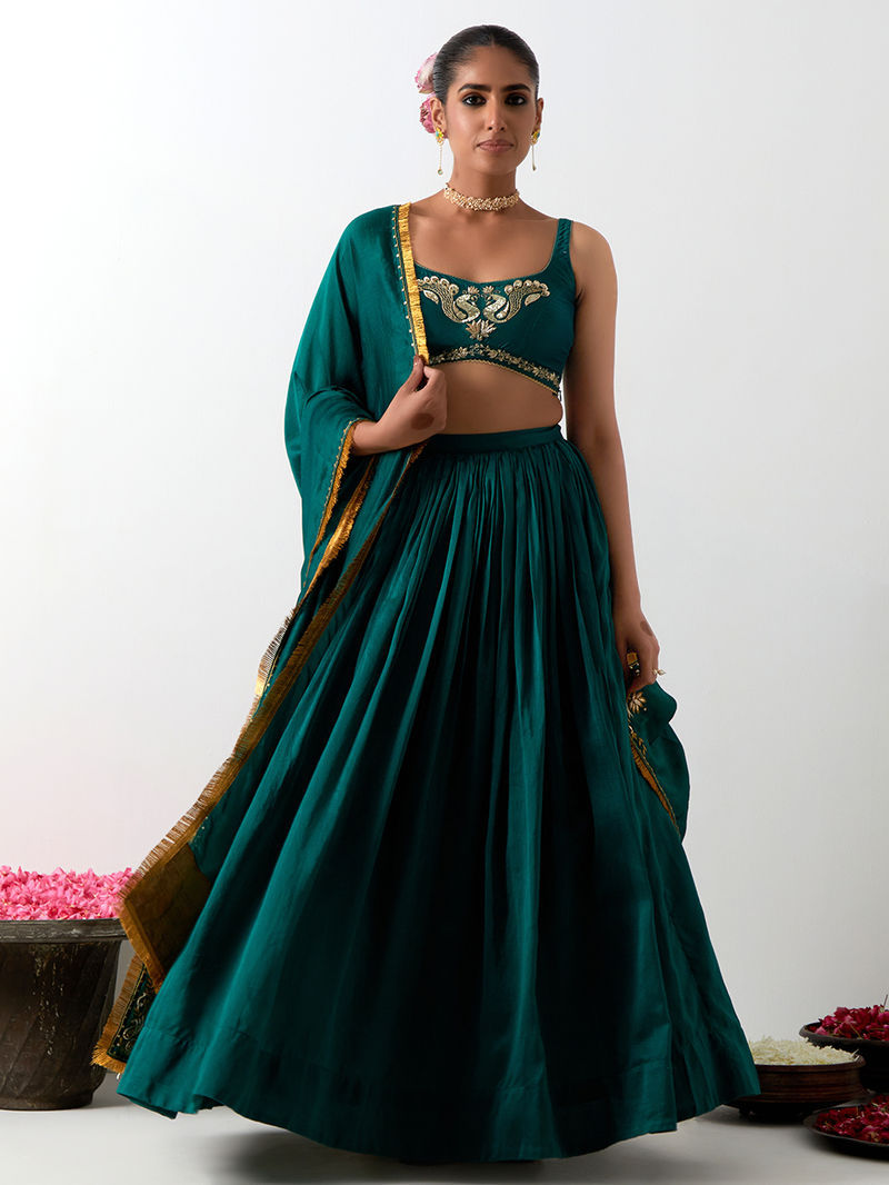 Woven to Wow: How The Loom Shapes Trending Ethnic Wear for Women in India