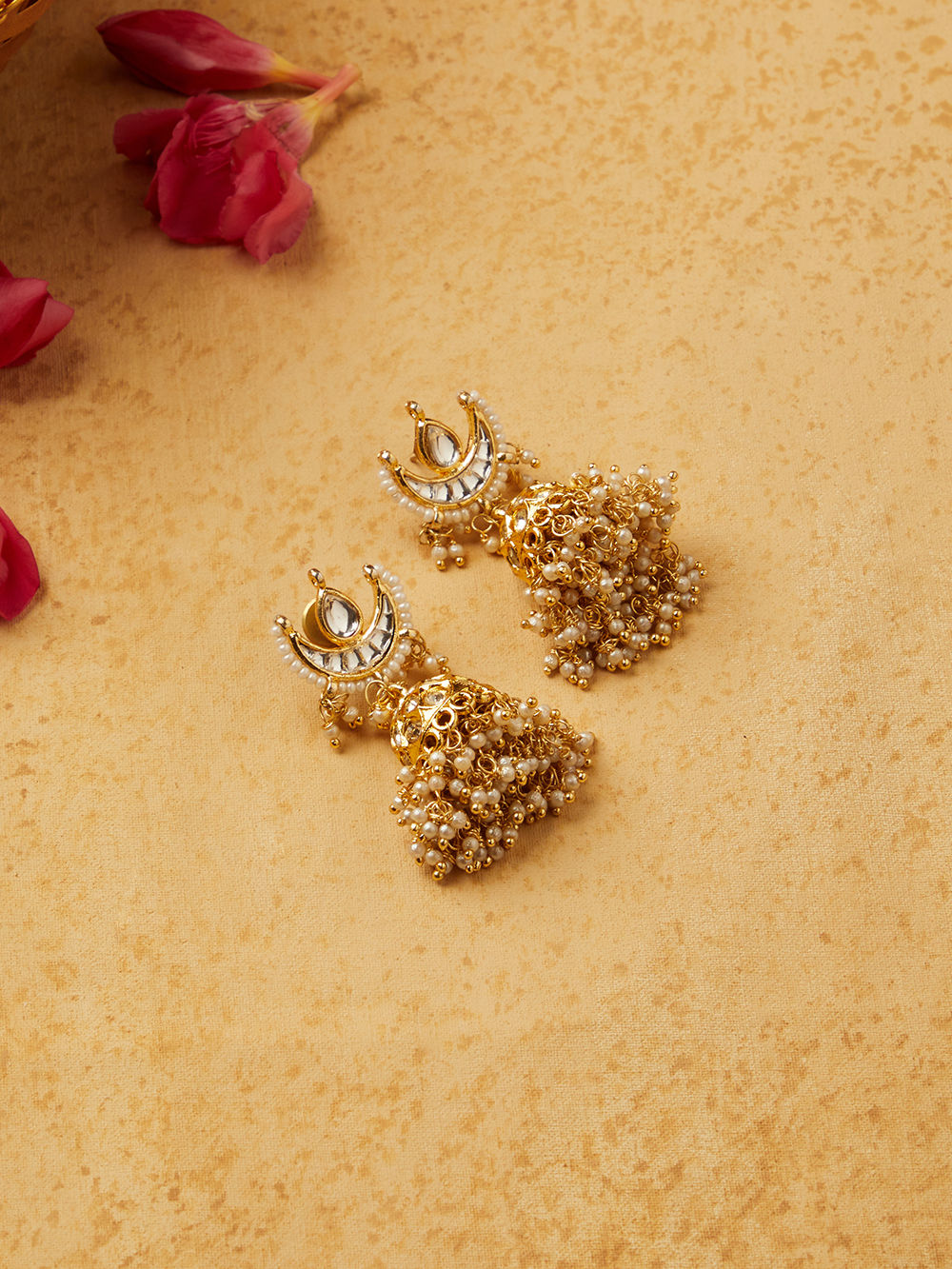 Gold Toned Handcrafted Kundan Chokar