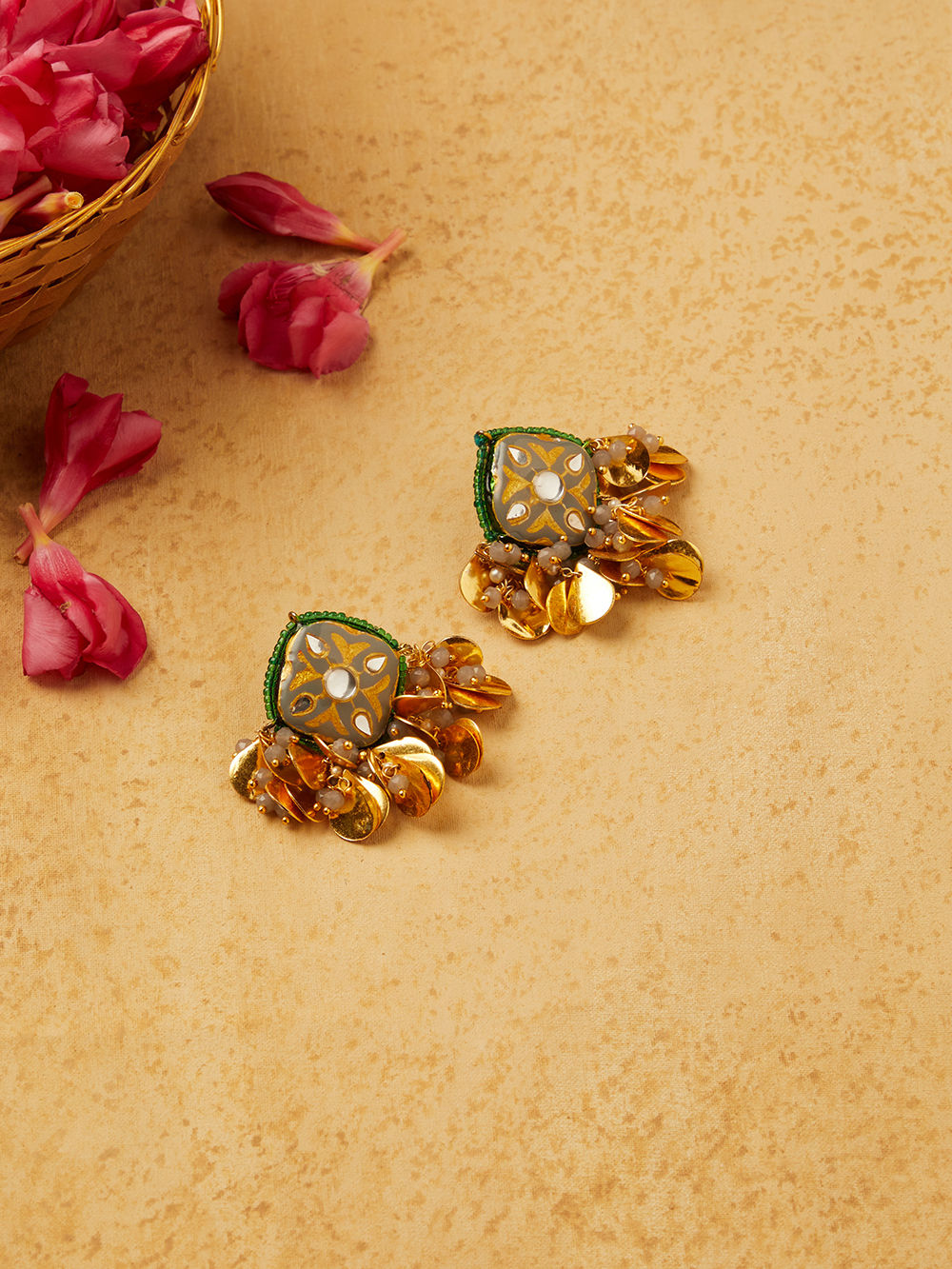 Gold Toned Handcrafted Kundan Chokar